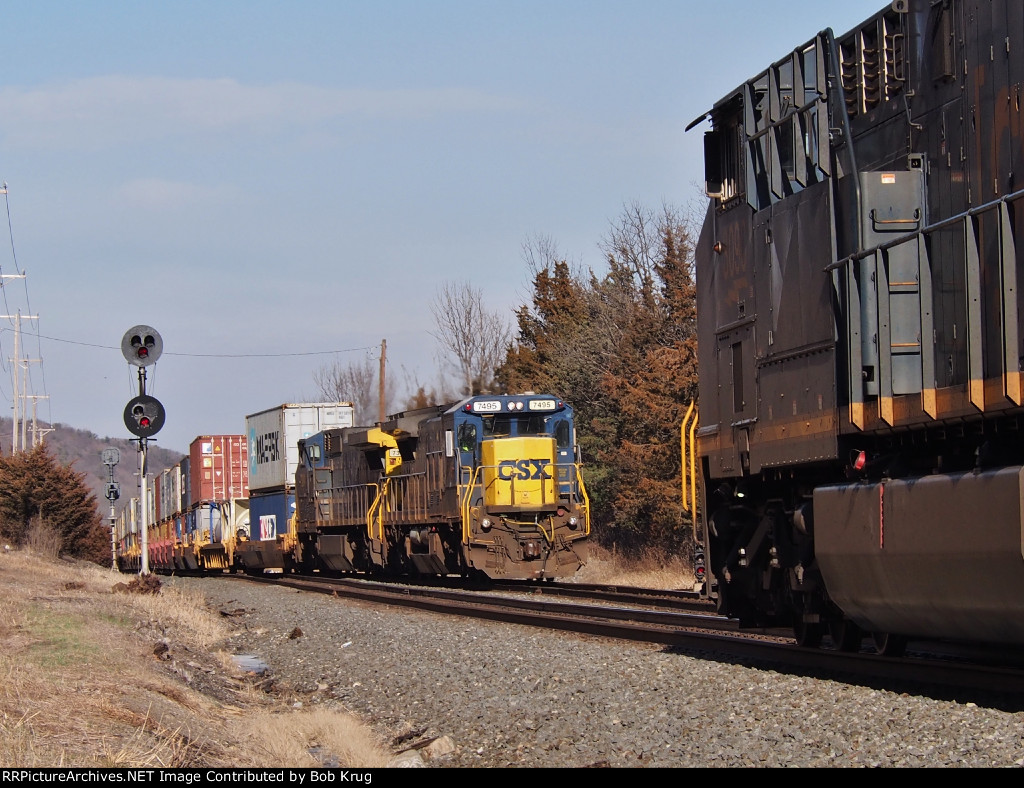 CSX 7495 leading southbound stacks meets CSX 3090 holding northbound